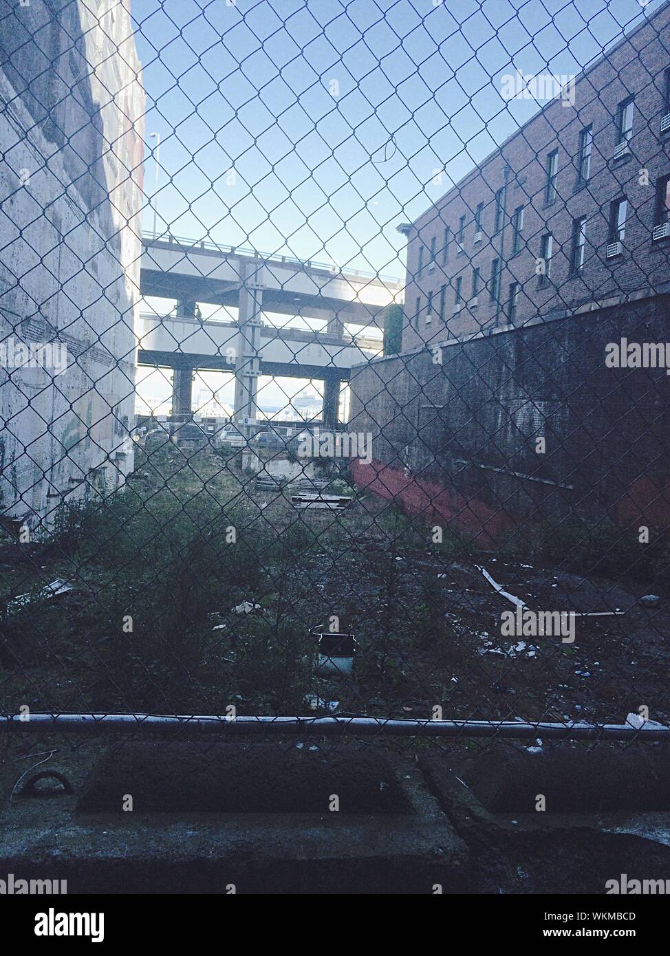 Building behind fence hi-res stock photography and images - Alamy