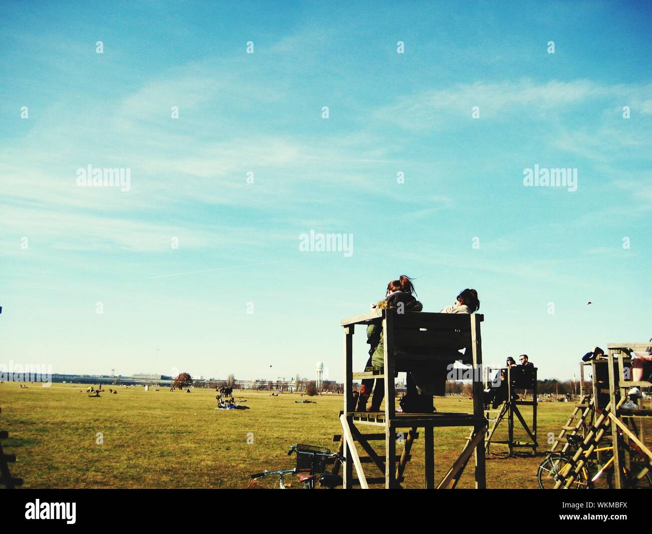 Four men park benches hi-res stock photography and images - Alamy