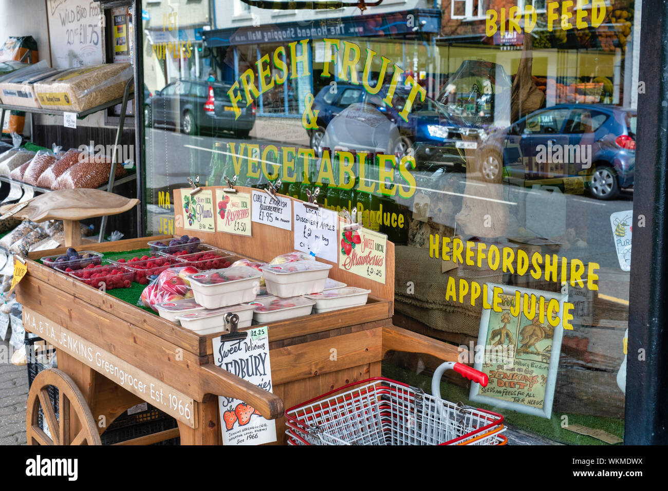 Fruit barrow market uk hi-res stock photography and images - Alamy