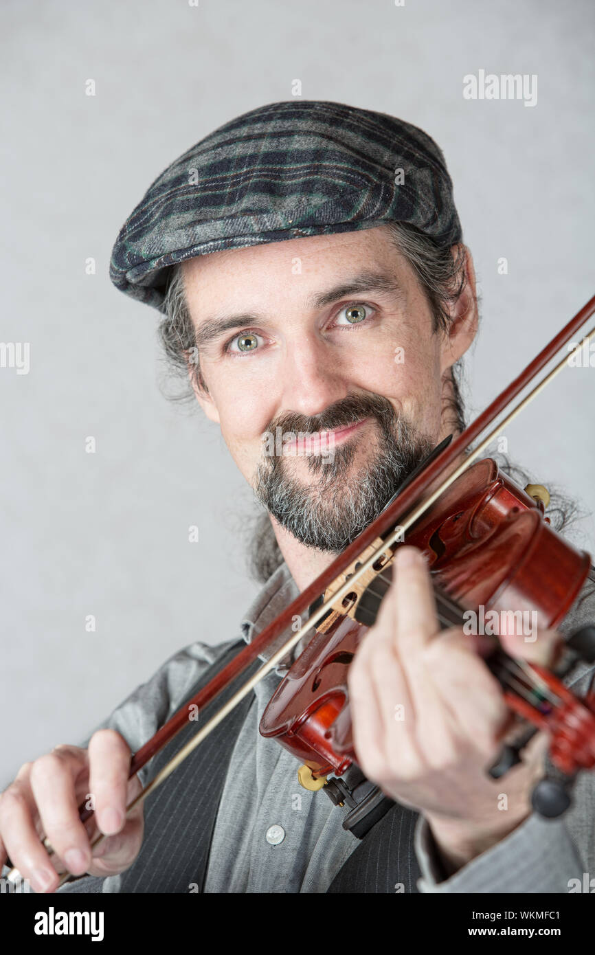 Musical violin irish fiddler celtic hi-res stock photography and images ...