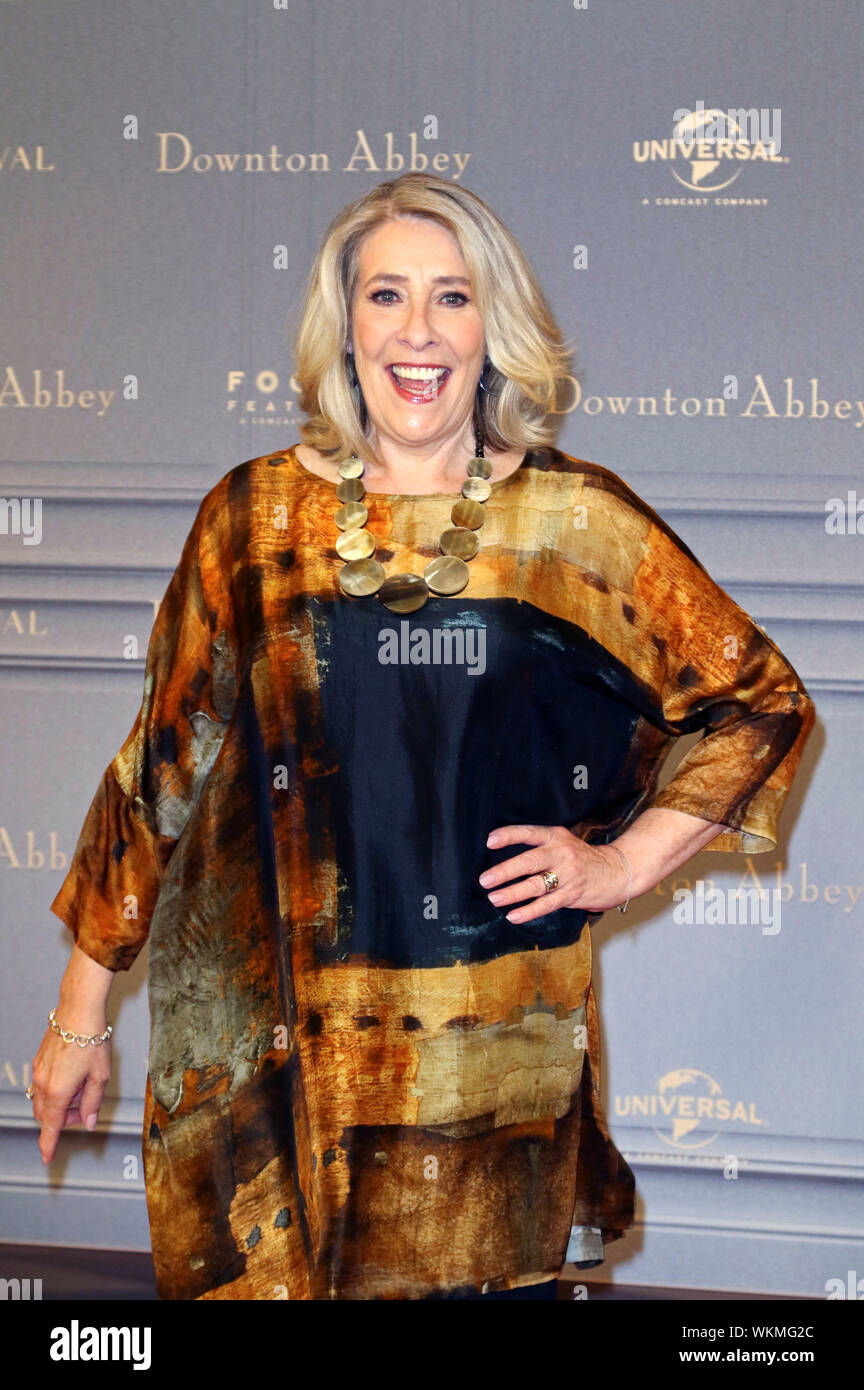 Downton abbey the movie phyllis logan hi-res stock photography and ...