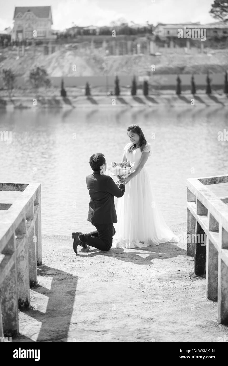 Young man proposing young woman hi-res stock photography and images - Alamy