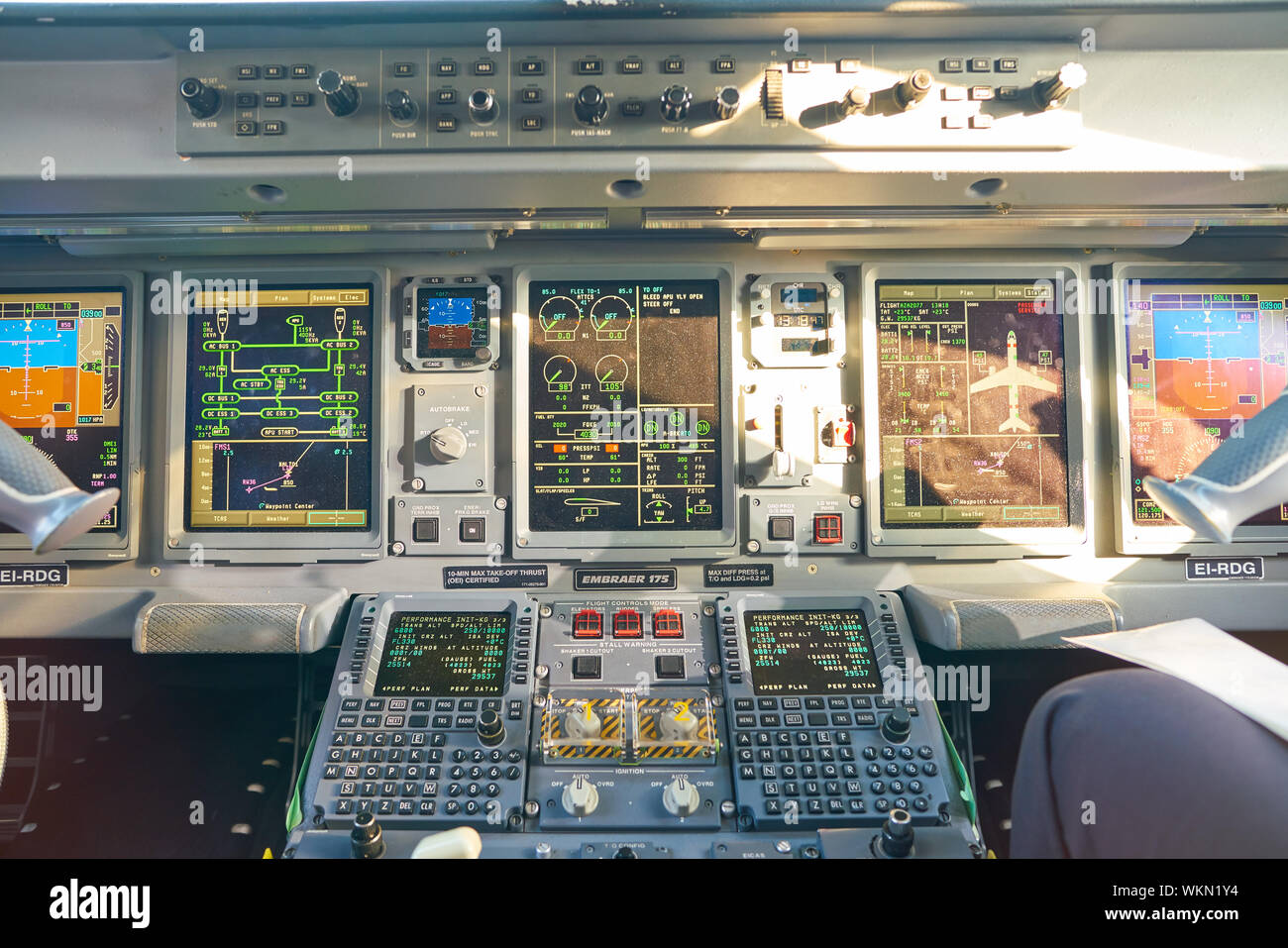 Flight deck controls hi-res stock photography and images - Alamy