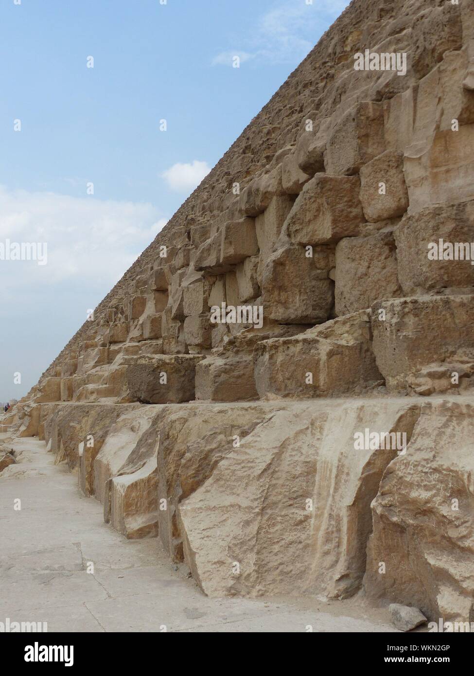 Pyramid in desert hi-res stock photography and images - Alamy