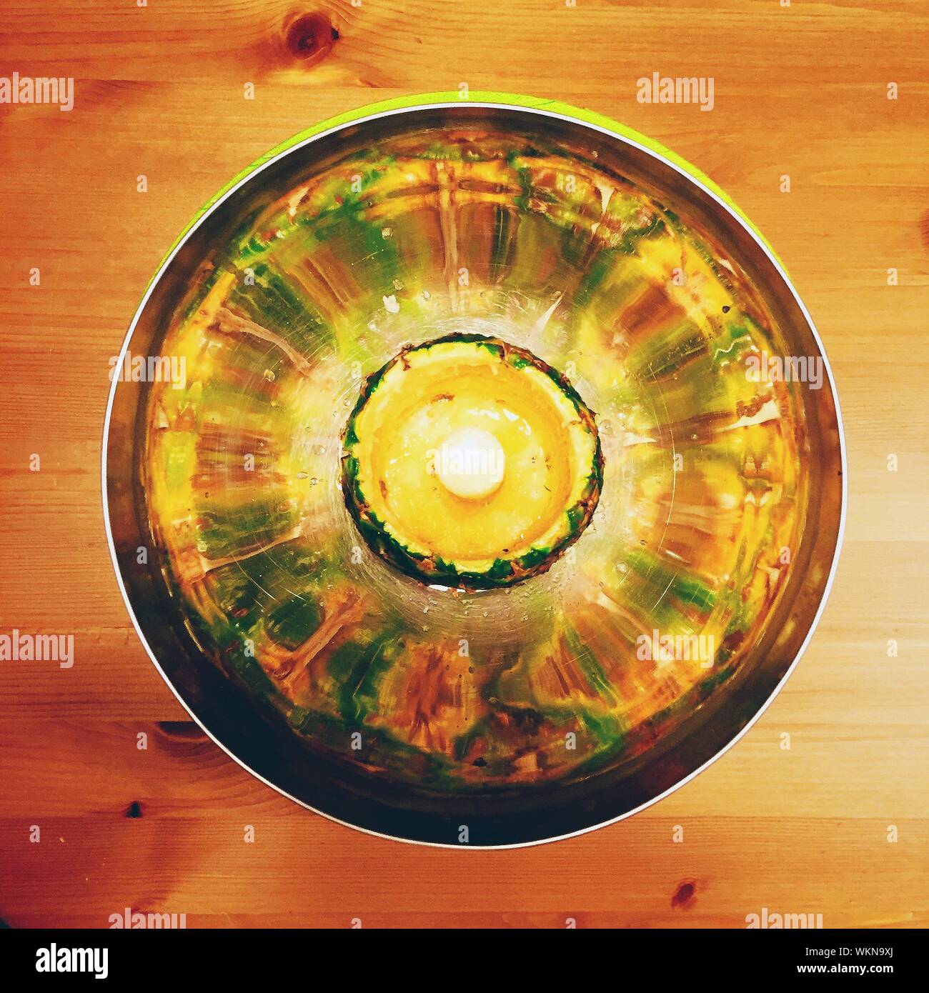 Reflective water bowl hi-res stock photography and images - Alamy