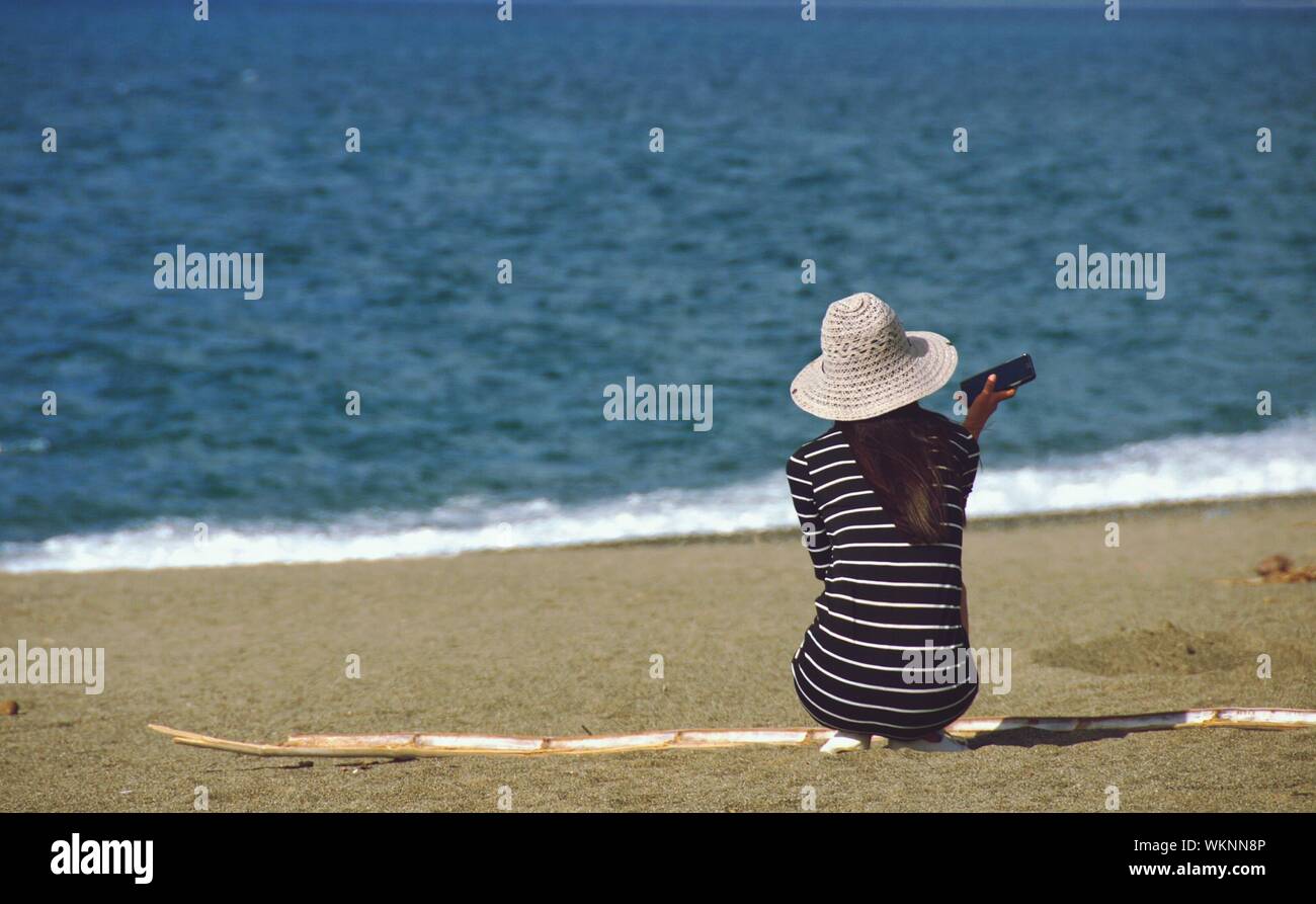 Rear view crouching woman High Resolution Stock Photography and Images ...