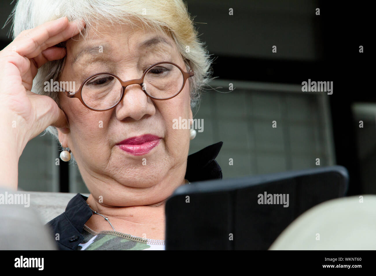 Digital age seniors hi-res stock photography and images - Alamy