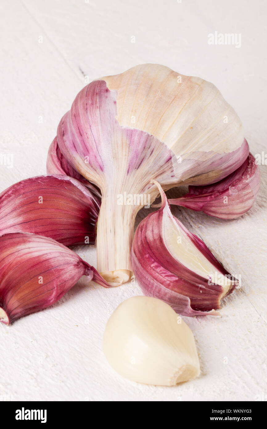 Fresh garlic bulb with loose cloves Stock Photo - Alamy
