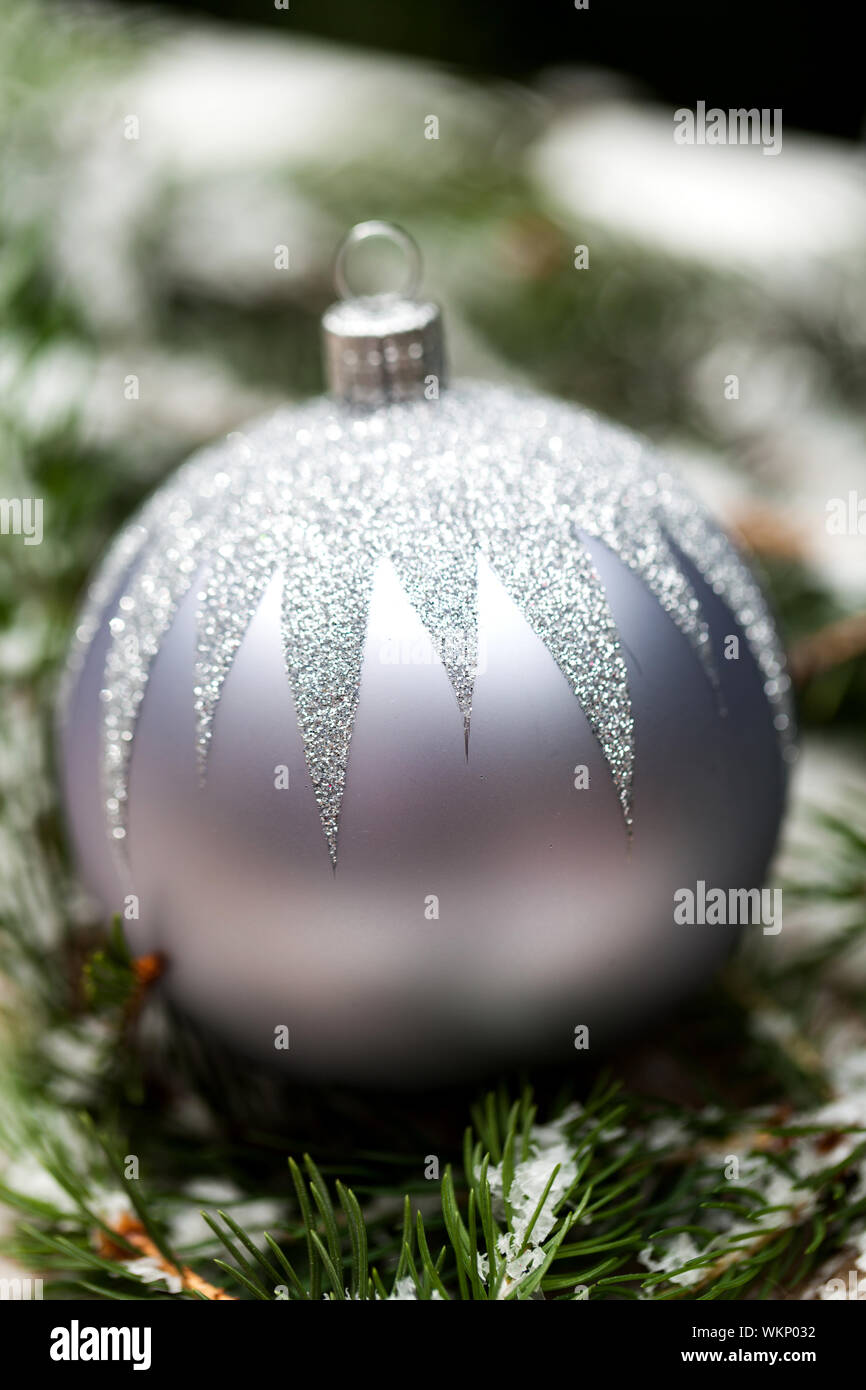 Silver christmas ornaments hi-res stock photography and images - Alamy