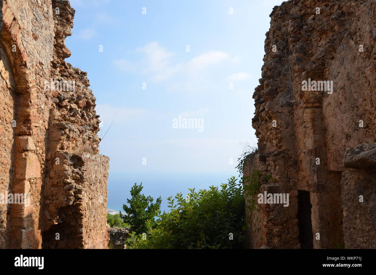 Run down medieval castle ruins hi-res stock photography and images - Alamy