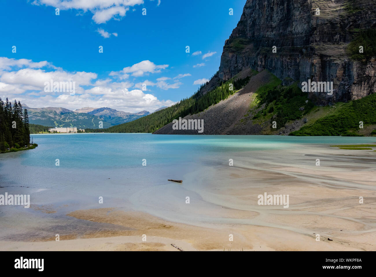 The beautiful Fairmont Chateau Lake Louise and Lake Louise at Banff ...