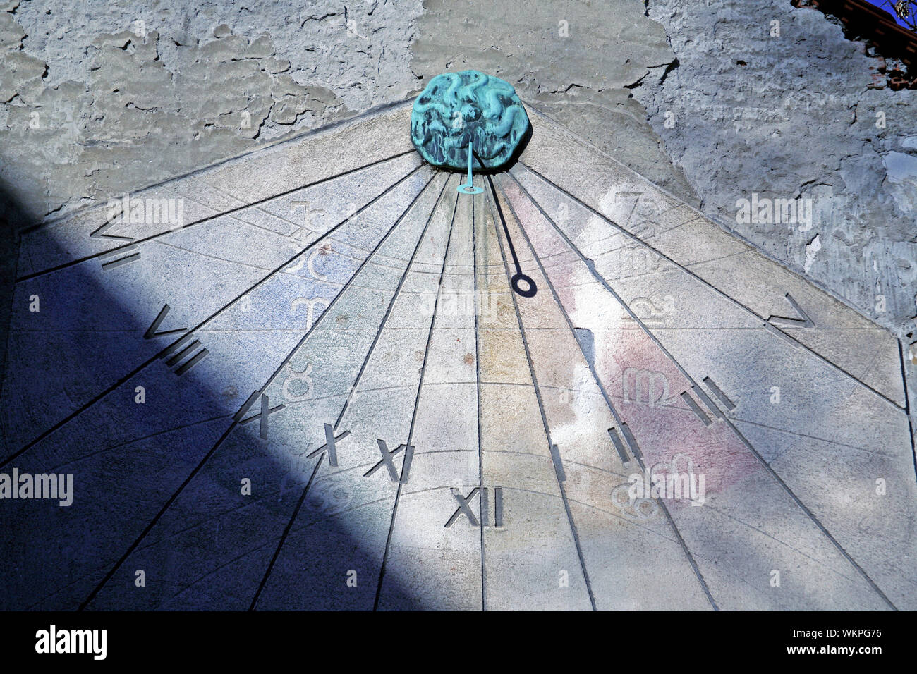 Sundial feature hi-res stock photography and images - Alamy
