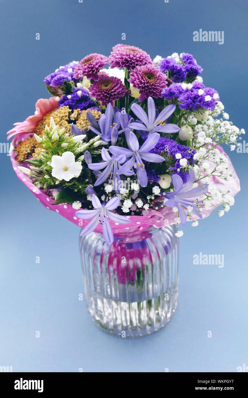 Large flower arrangement vase hi-res stock photography and images - Alamy