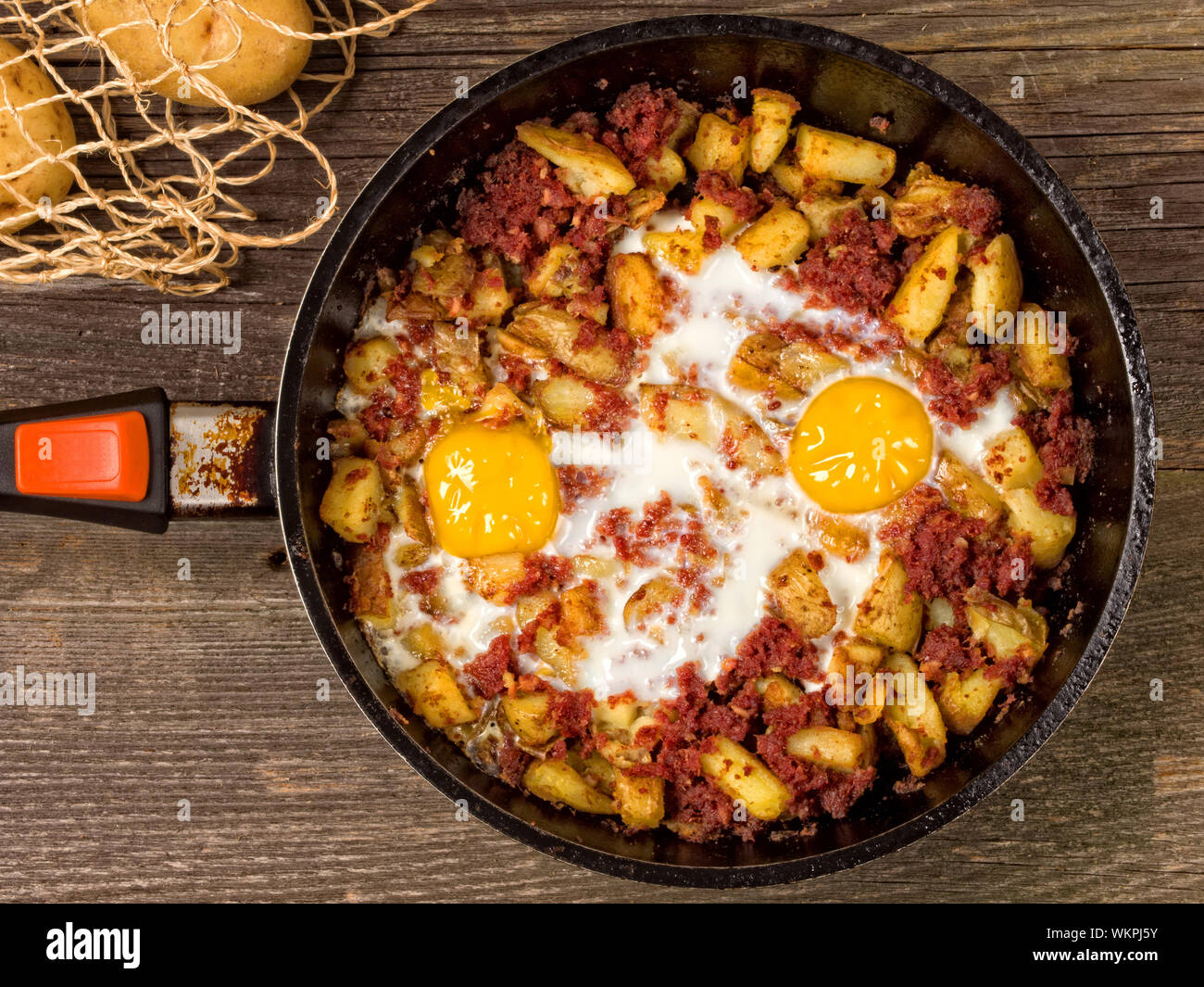 close up of rustic minced corned beef potato hash Stock Photo - Alamy