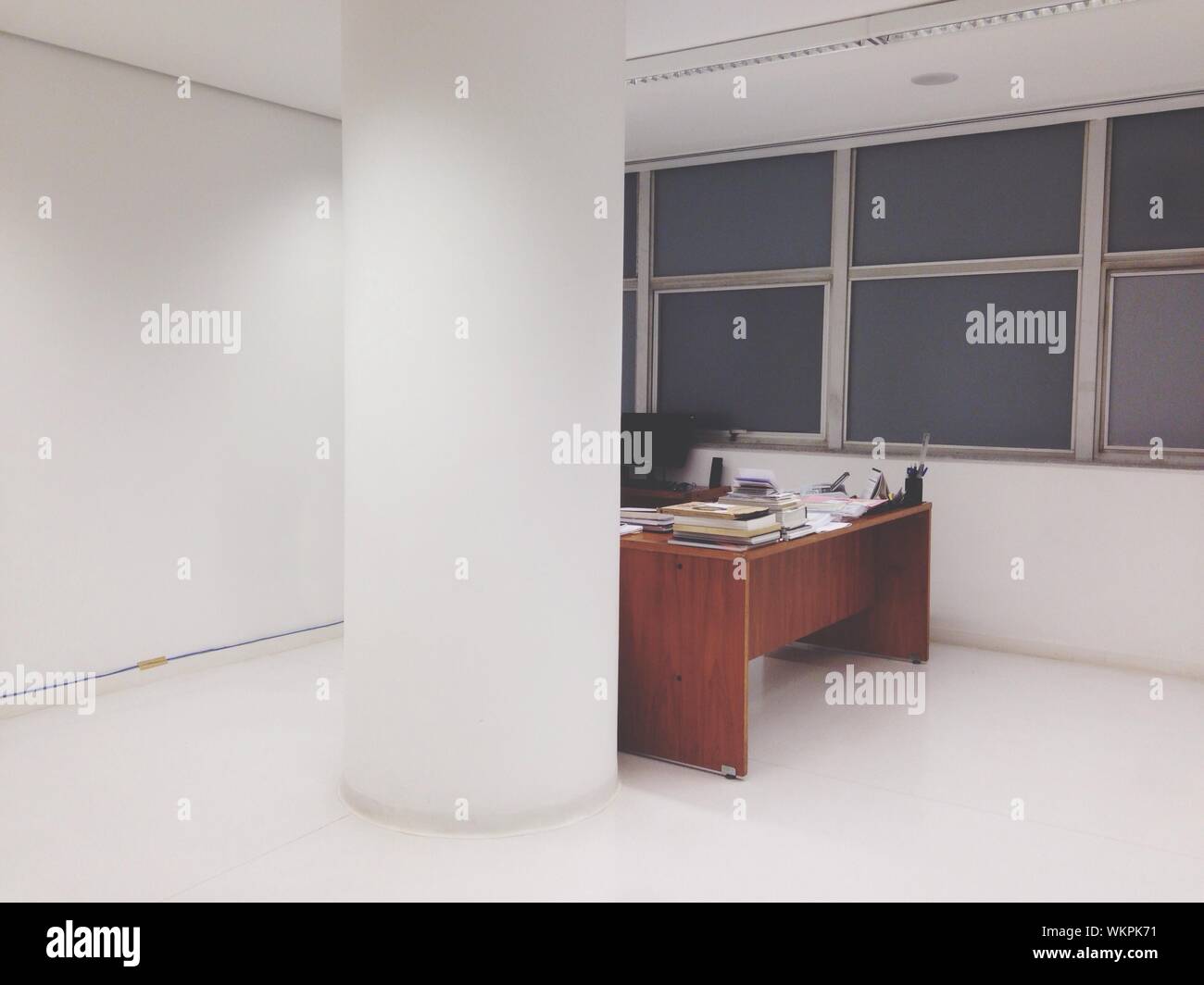 Empty office interior desk hi-res stock photography and images - Alamy