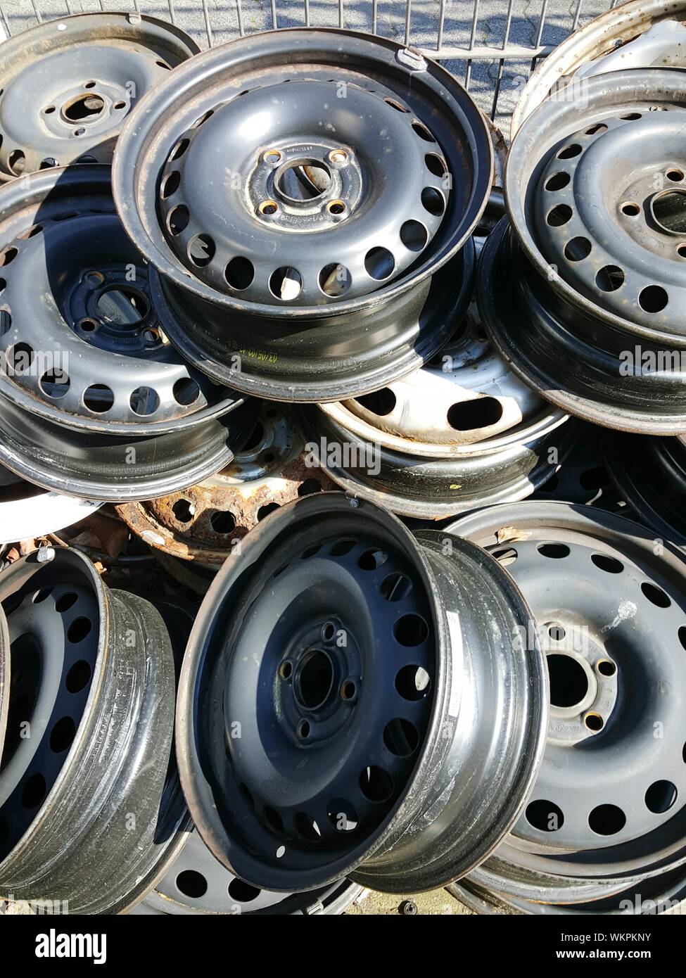 Silver alloy wheels hi-res stock photography and images - Alamy