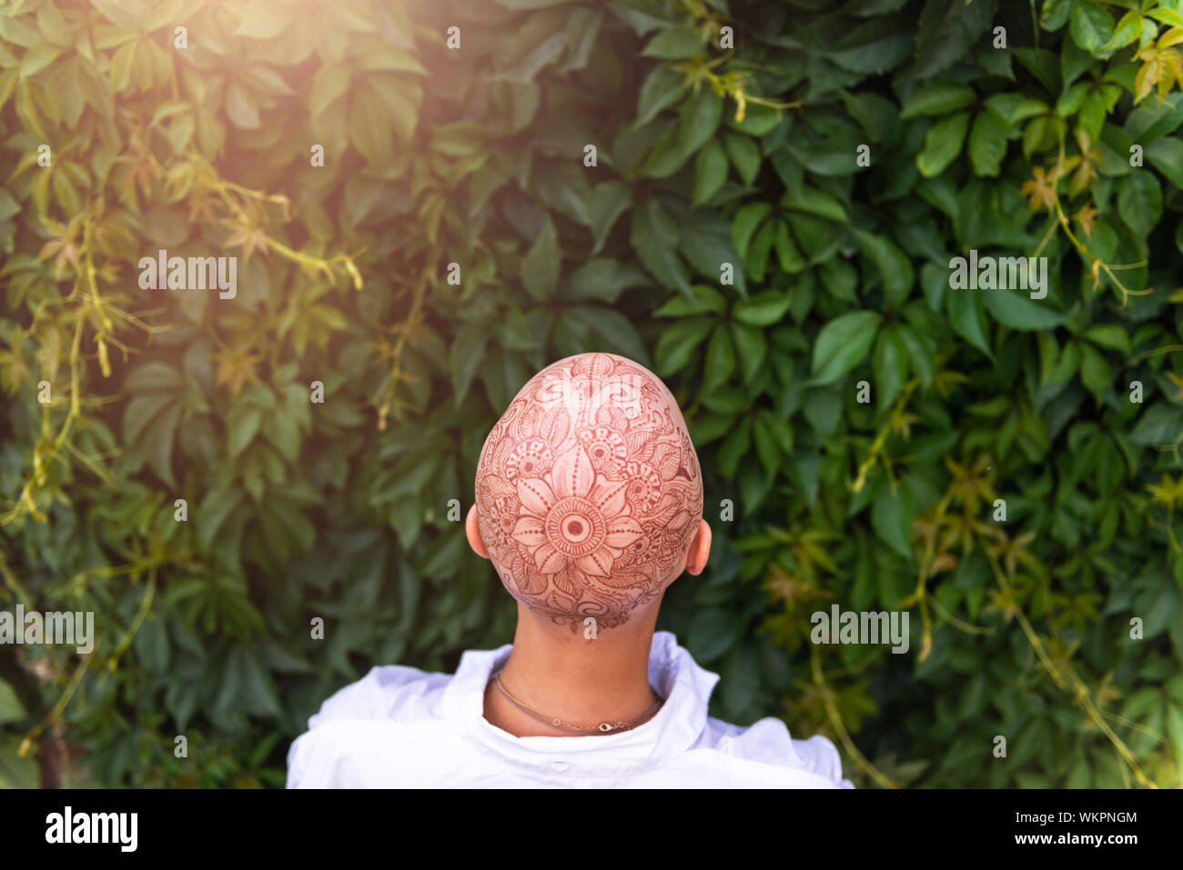Beautiful henna mehndi tattoo on womans bald head Stock Photo - Alamy