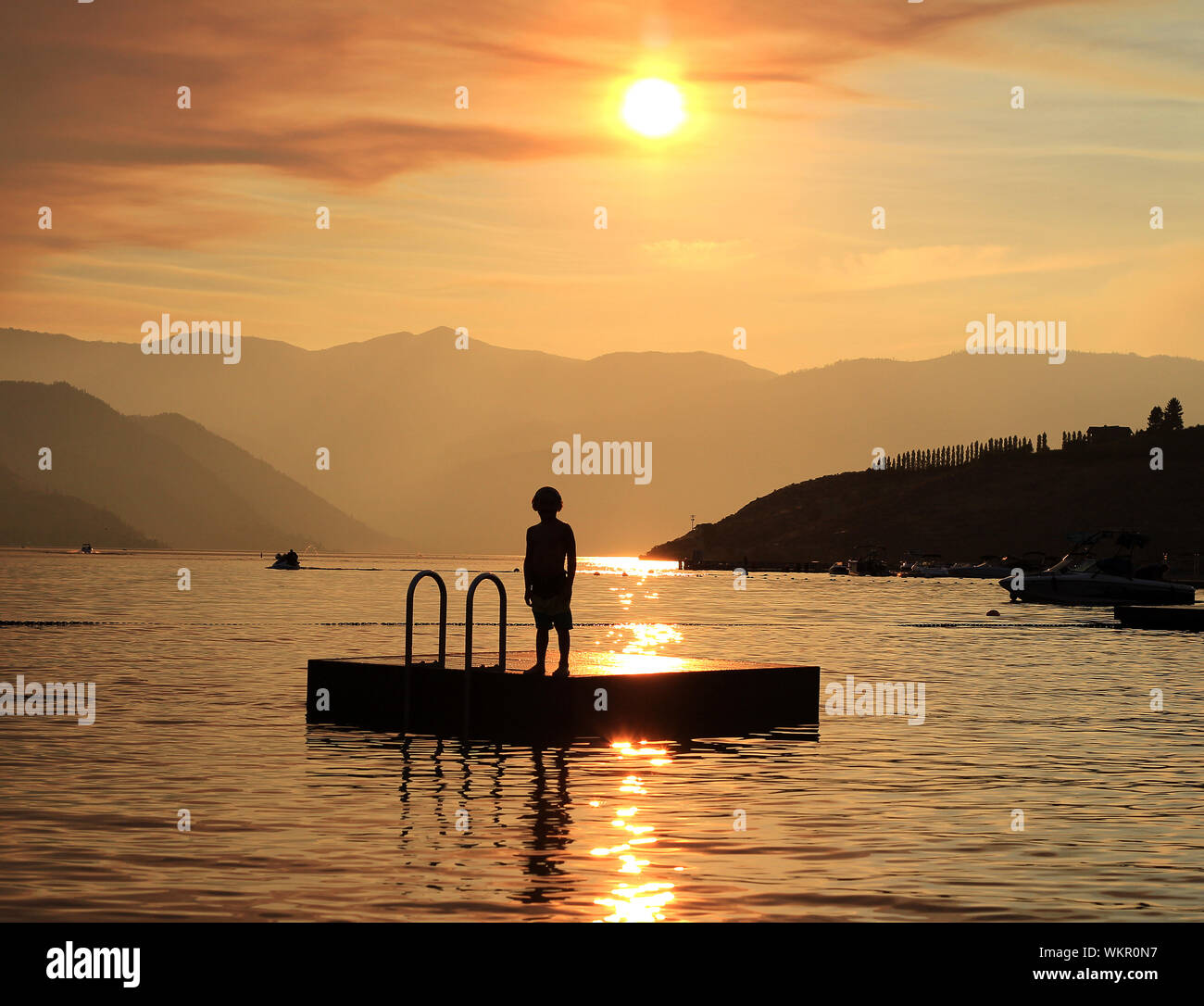 Floating platform lake hi-res stock photography and images - Alamy