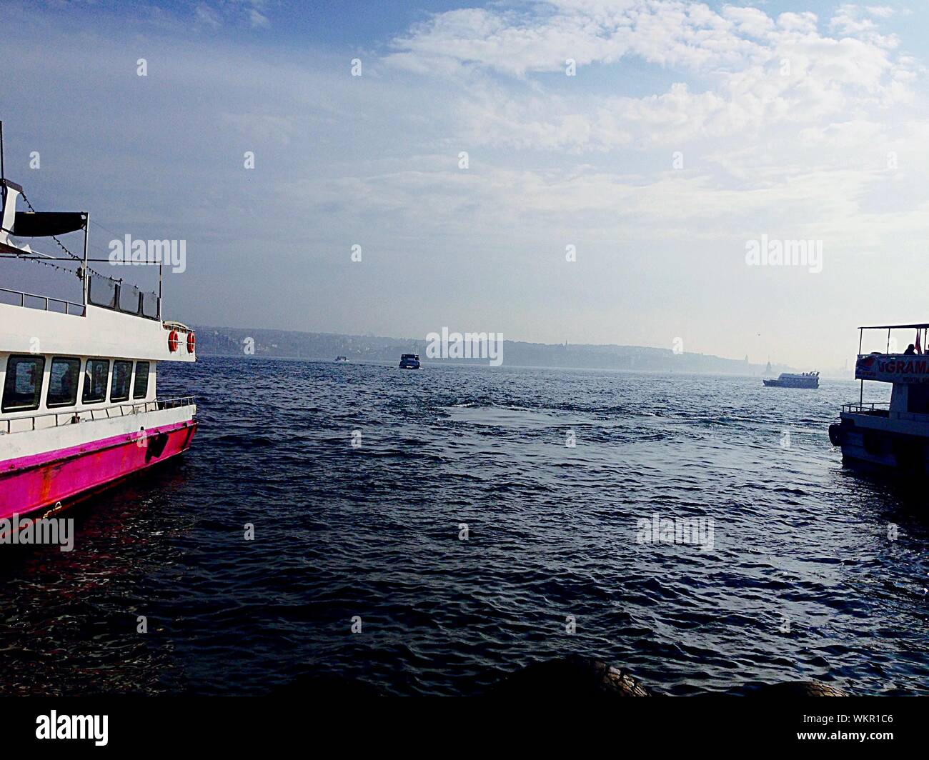 Ferries sailing hi-res stock photography and images - Alamy