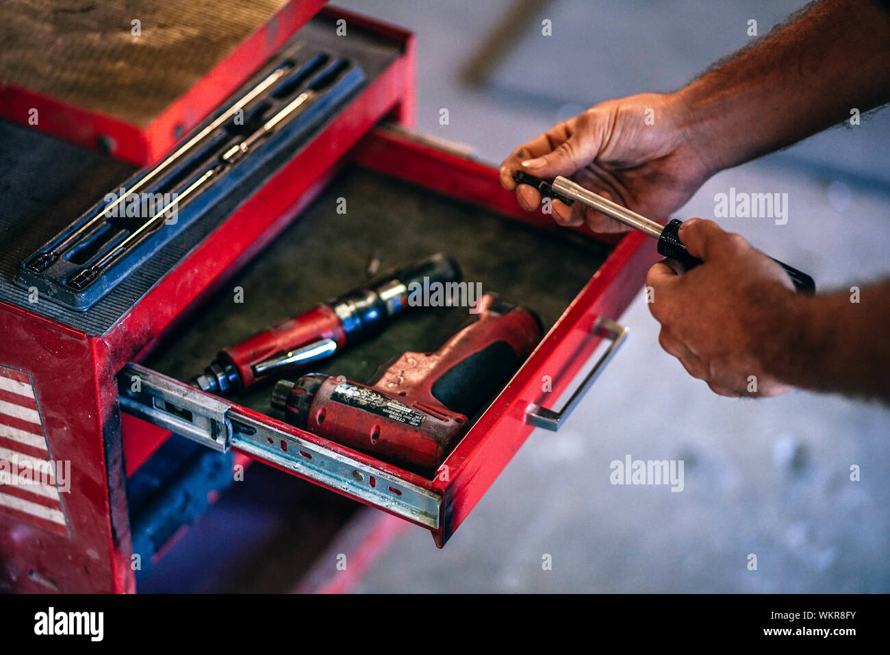 Hands and tools hi-res stock photography and images - Alamy