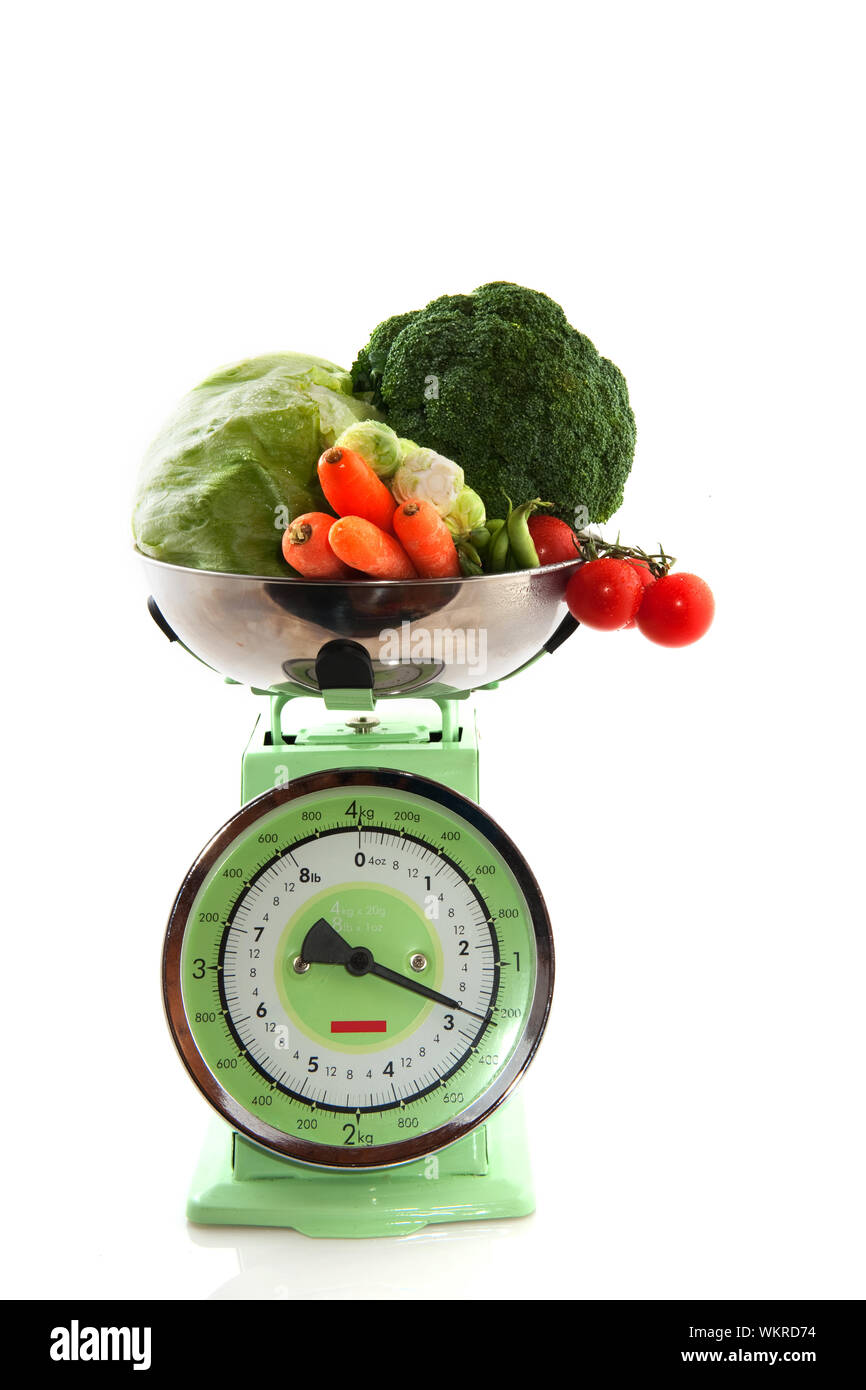 Healthy weight with fresh vegetables at a scale Stock Photo - Alamy