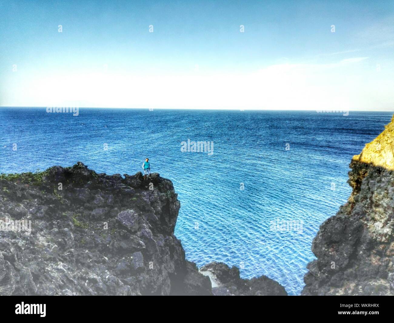 Man standing on edge cliff hi-res stock photography and images - Alamy