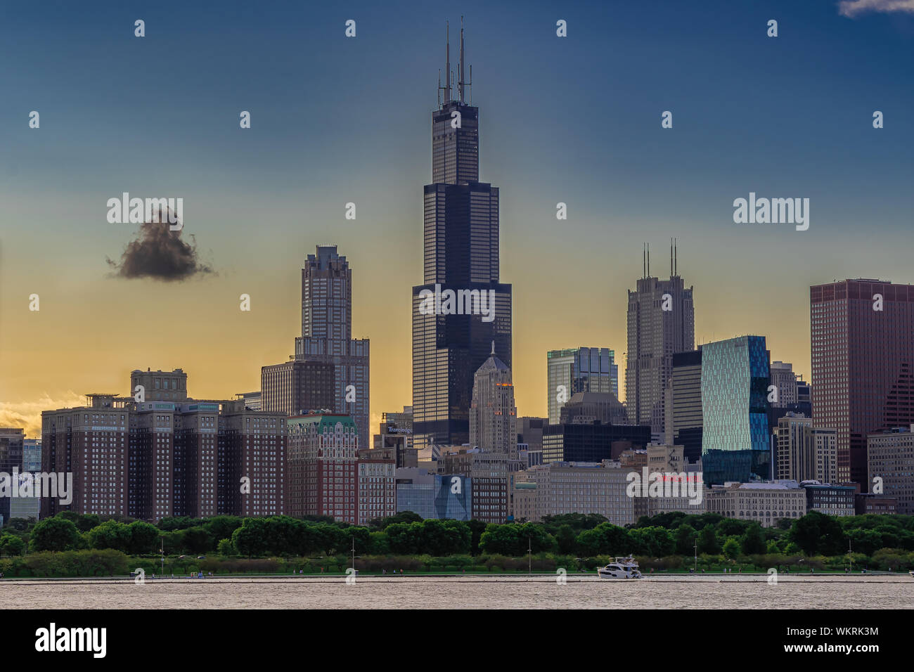 Downtown chicago sunset 2019 hi-res stock photography and images - Alamy
