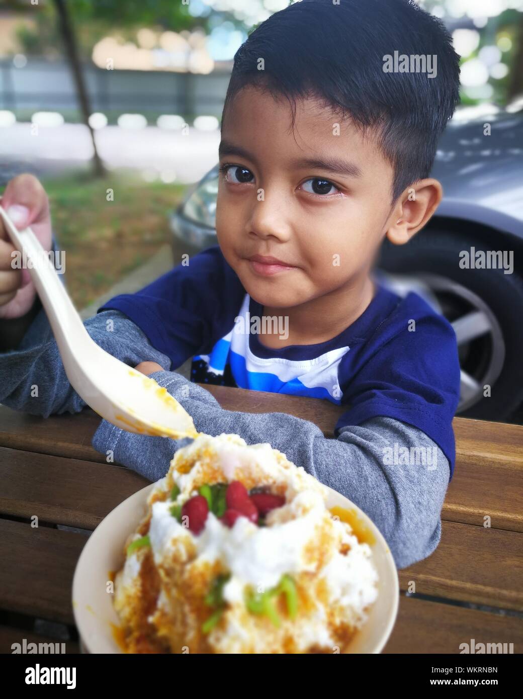 Outdoors eating table hi-res stock photography and images - Alamy