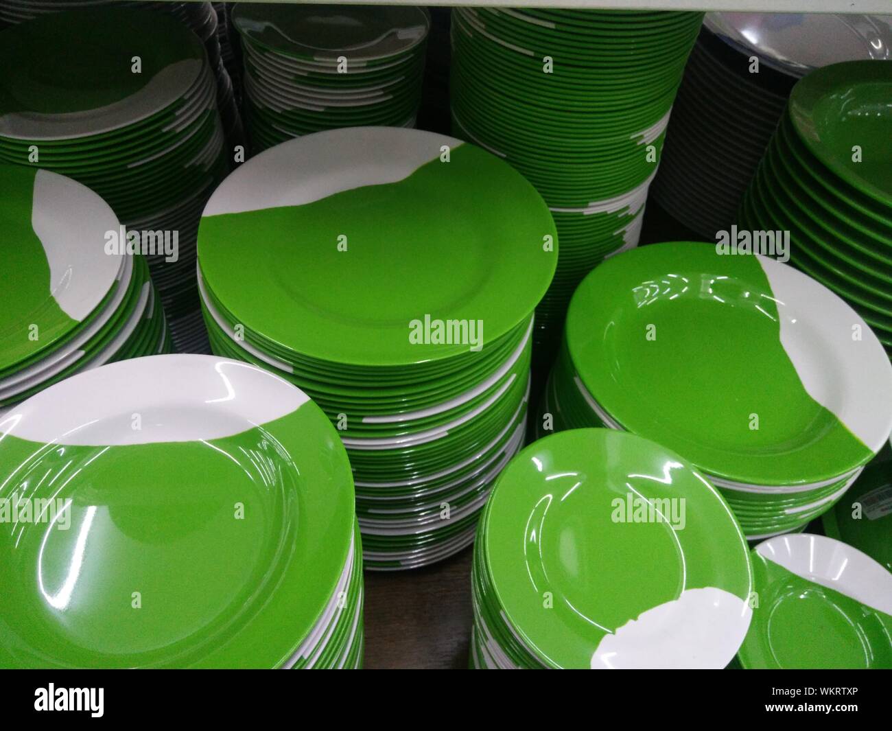 Empty green plates hi-res stock photography and images - Alamy