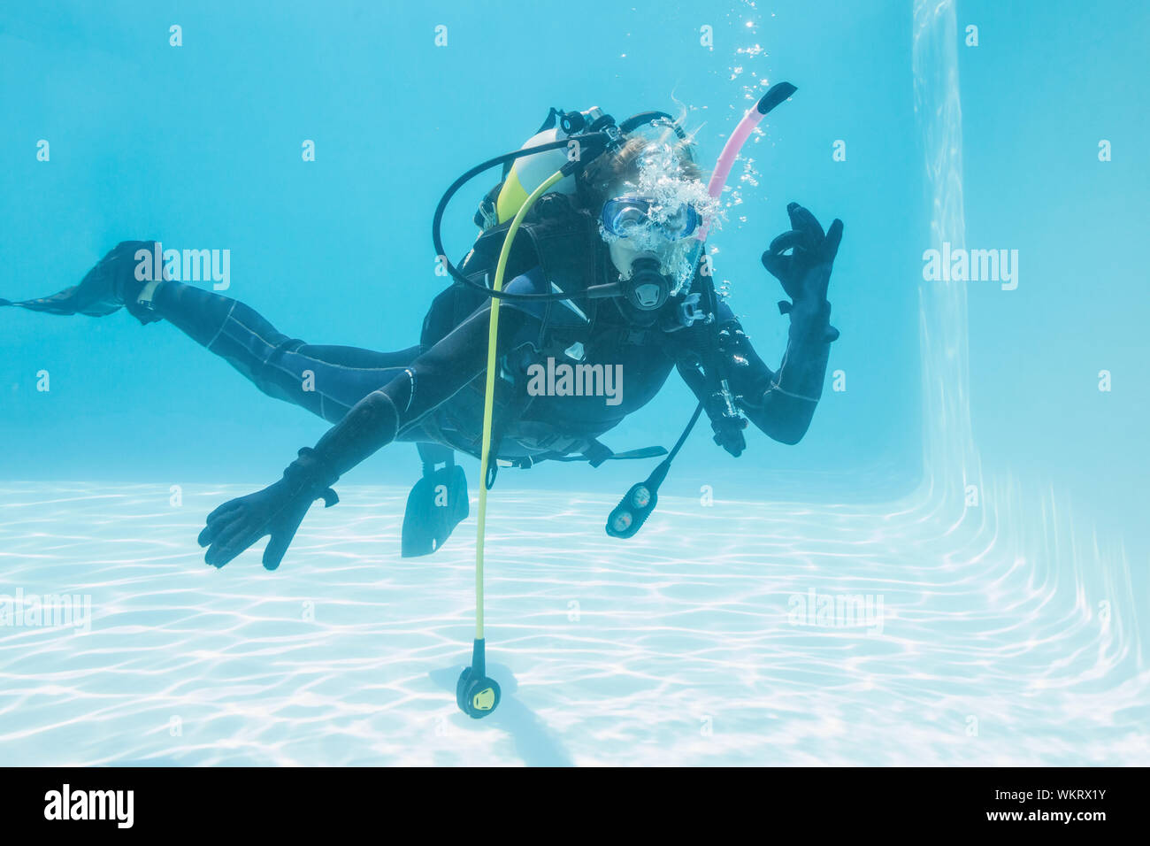Pretty woman scuba diving hi-res stock photography and images - Alamy