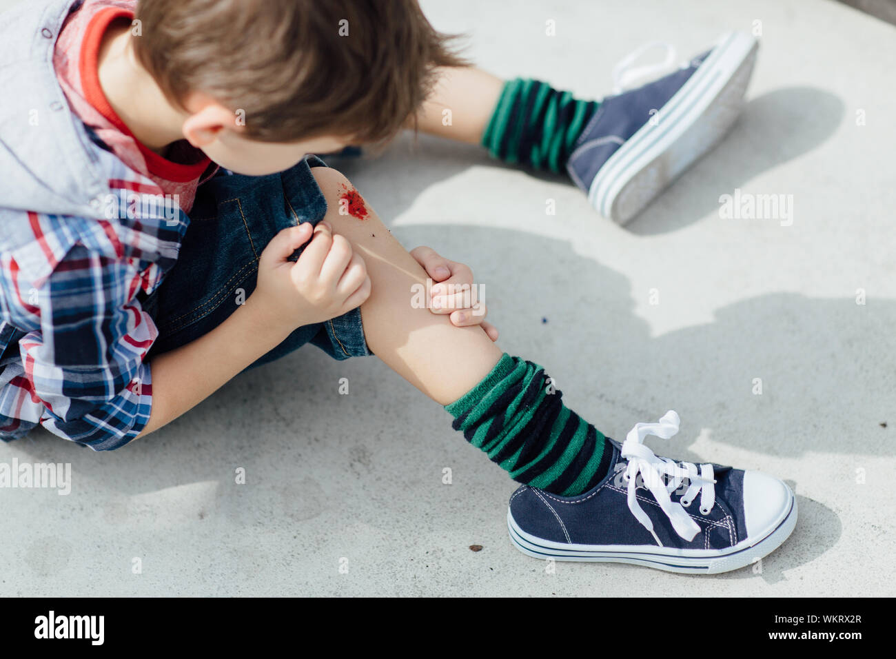 Boy wound on knee hi-res stock photography and images - Alamy
