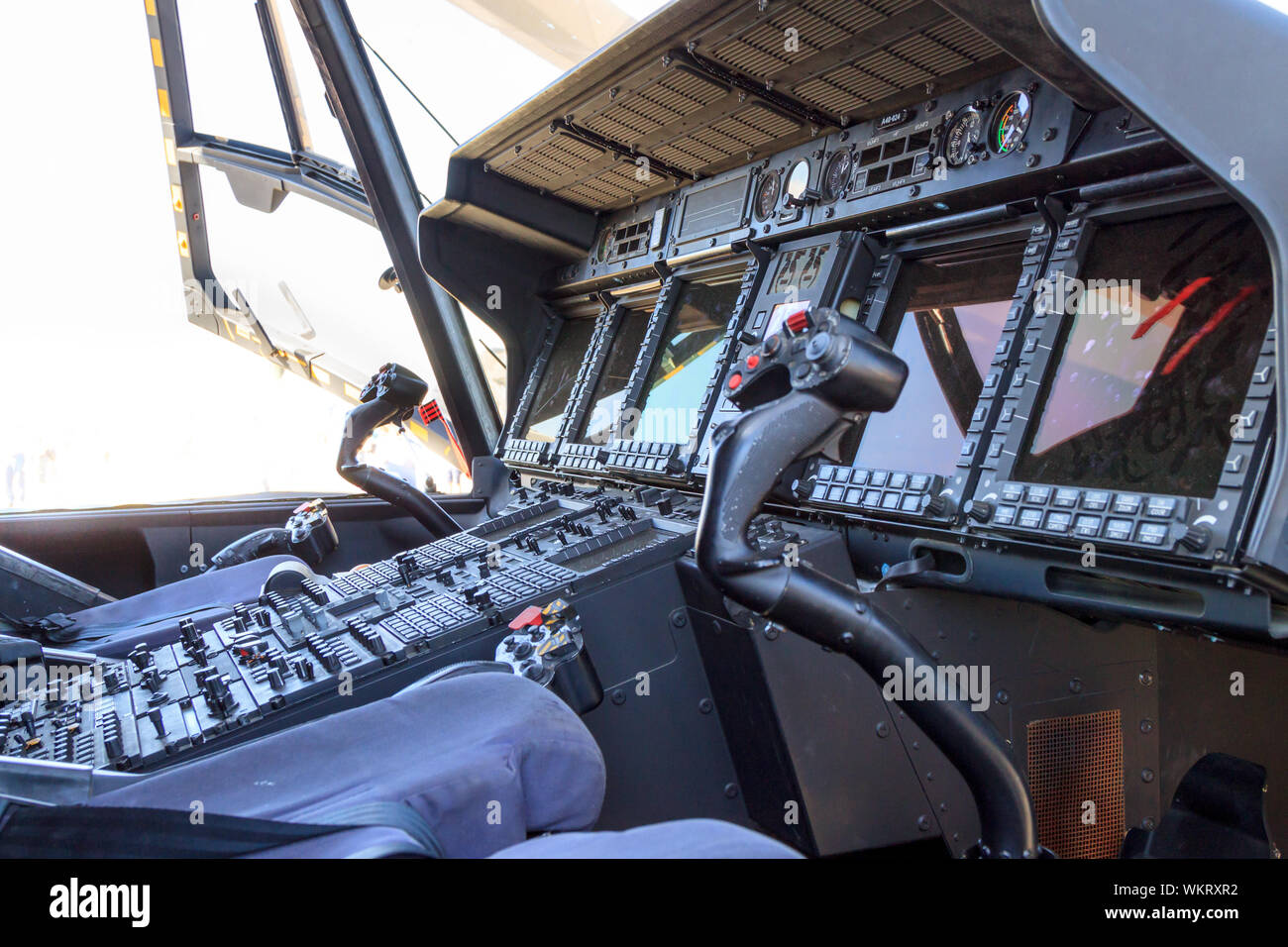 Helicopter cockpit military hi-res stock photography and images - Alamy