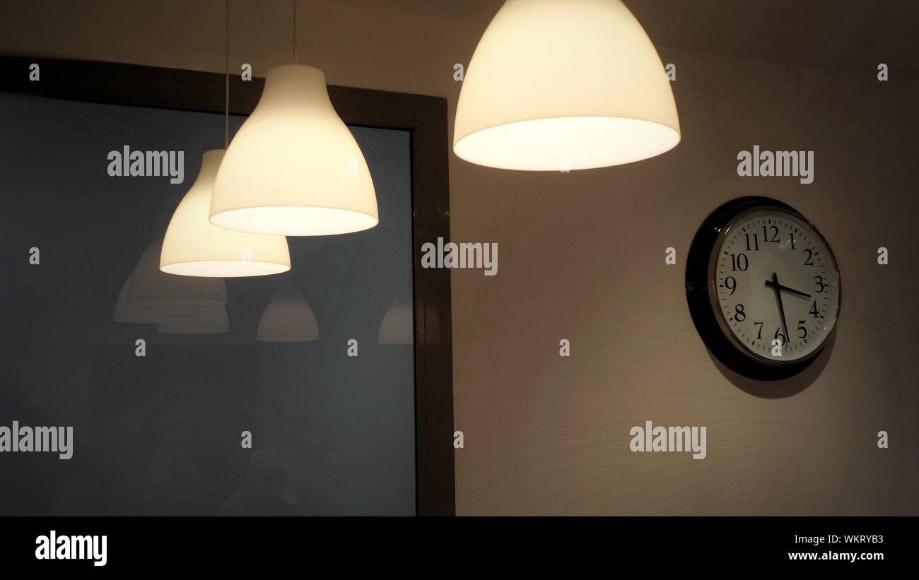 Low hanging lamps hi-res stock photography and images - Alamy