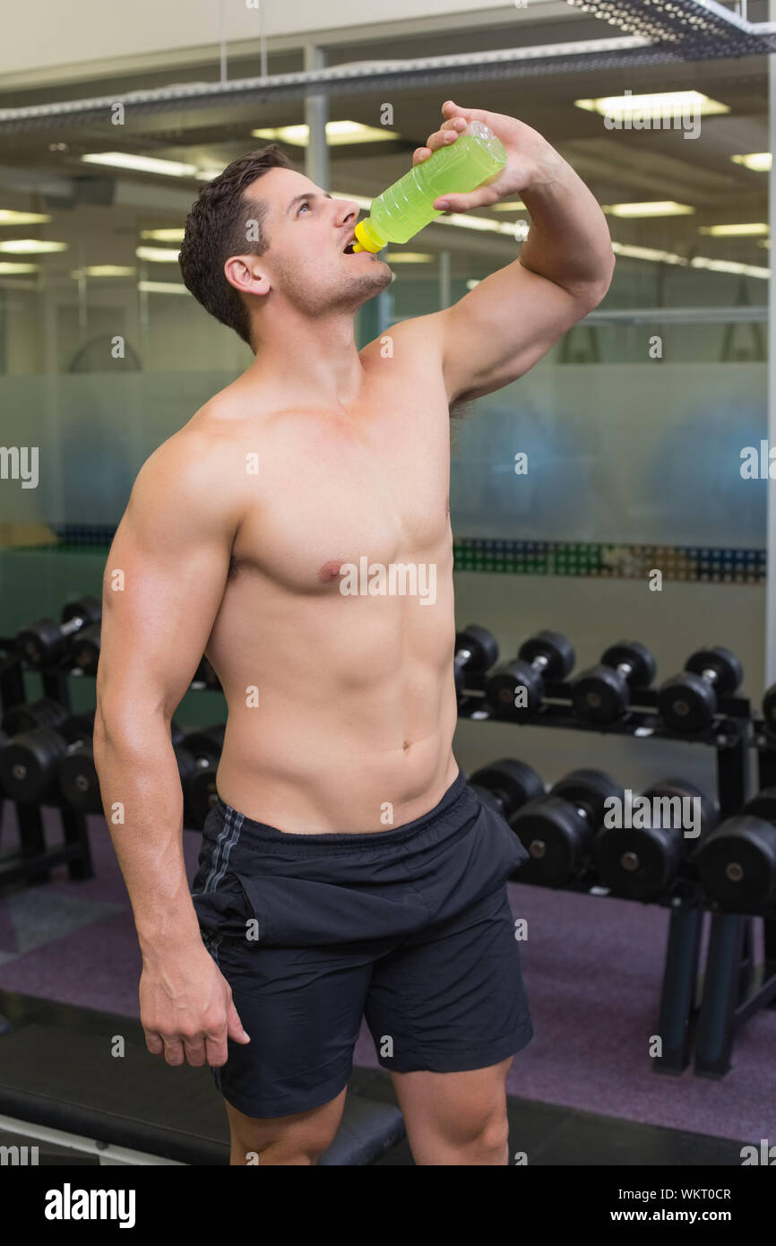 Shirtless bodybuilder drinking sports drink at the gym Stock Photo - Alamy