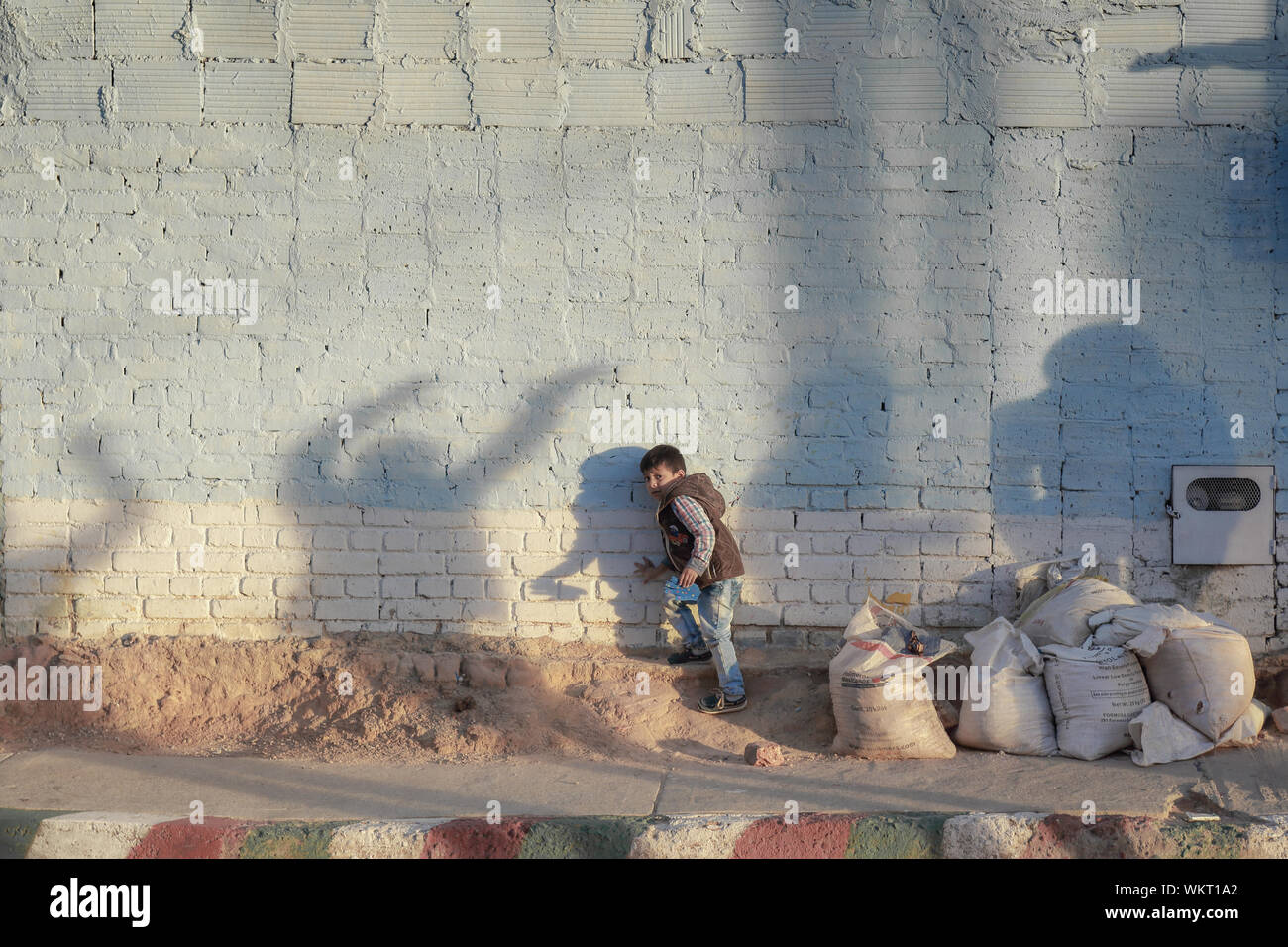 Boy wall standing shadow hi-res stock photography and images - Alamy