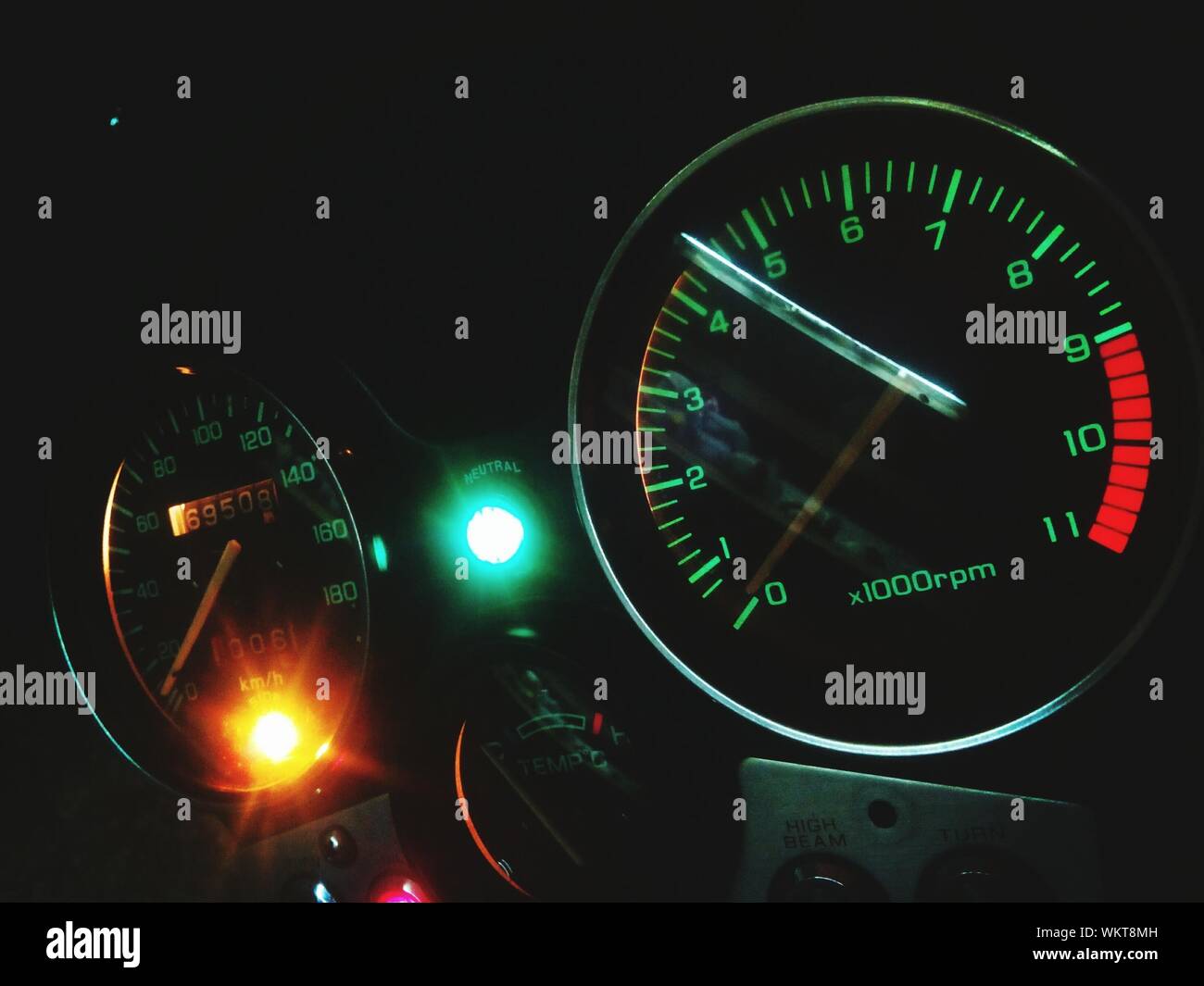 Speedometer glowing red and green hi-res stock photography and images ...
