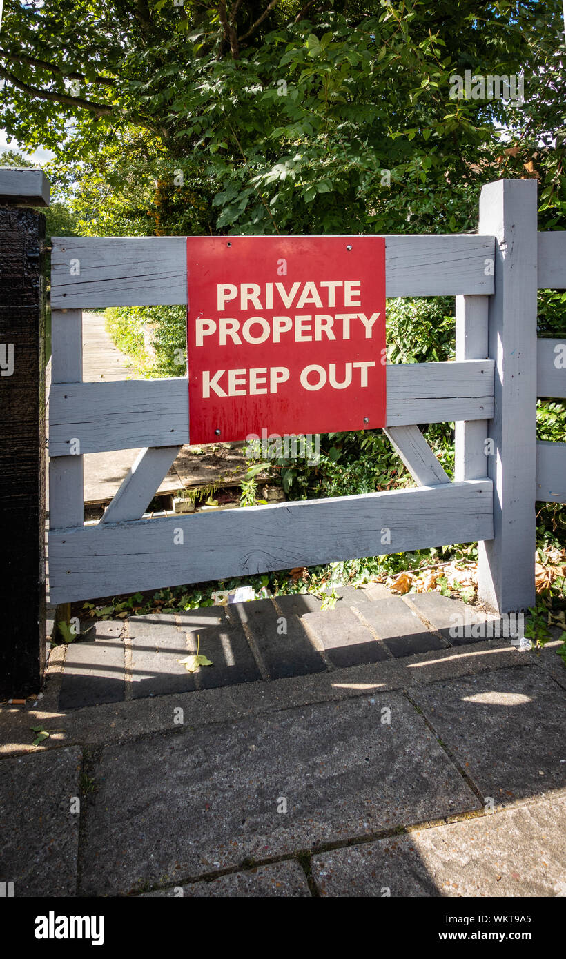 Private white garden gate hi-res stock photography and images - Alamy