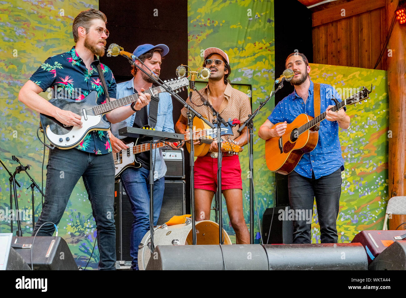 Vocal group hi-res stock photography and images - Alamy