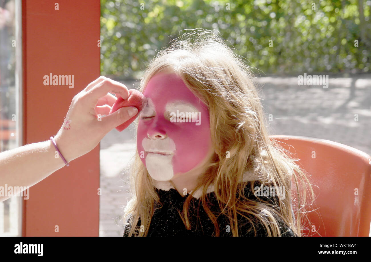 Applying body paint hi-res stock photography and images - Alamy