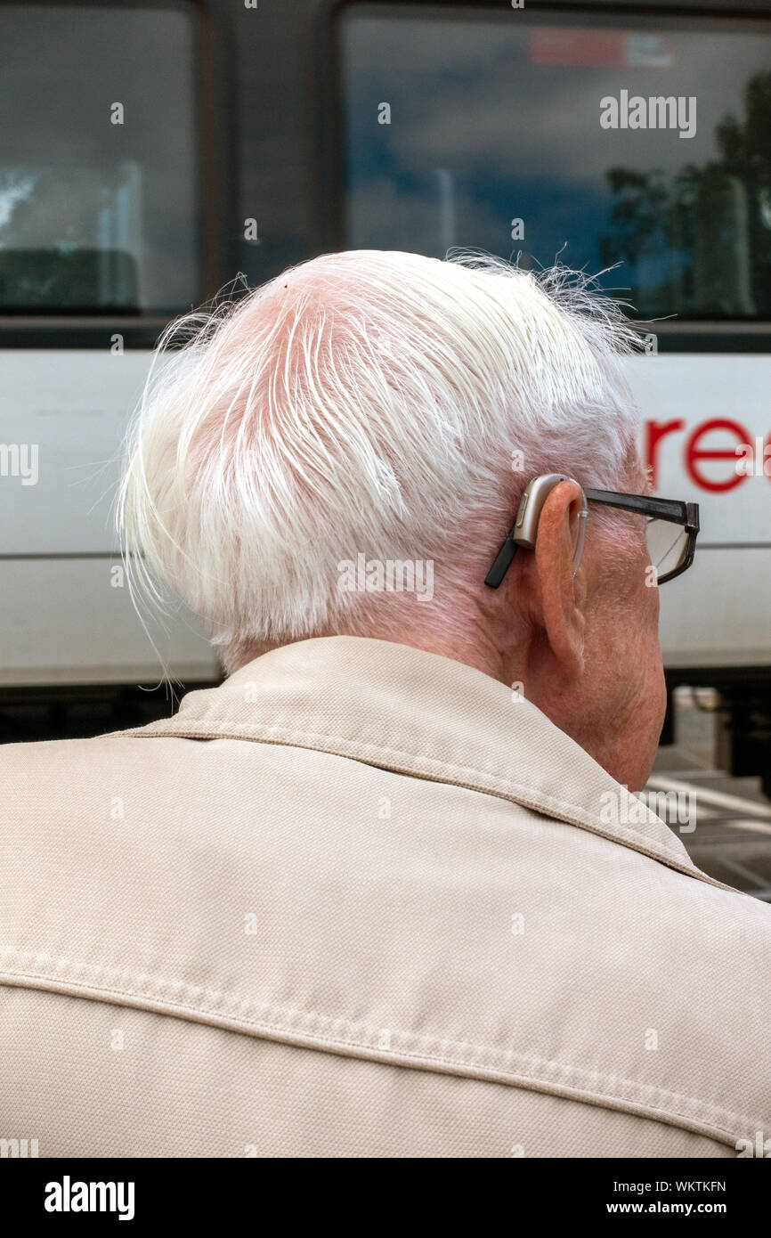 Man wearing hearing aid hi-res stock photography and images - Alamy