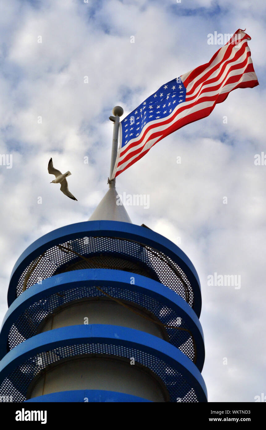 High flying flag hi-res stock photography and images - Alamy