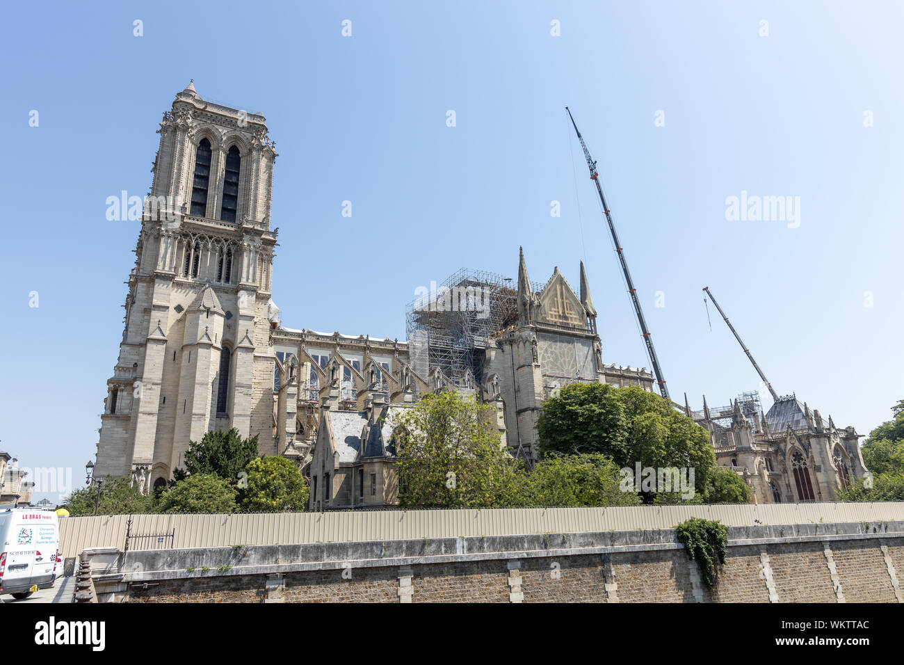 Paris, FRANCE - June 27, 2019: Cath drale Notre-Dame de Paris construction and refurbishment ...