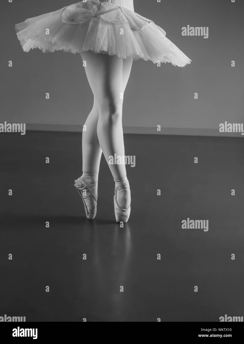 Black Ballerina En Pointe High Resolution Stock Photography and Images ...
