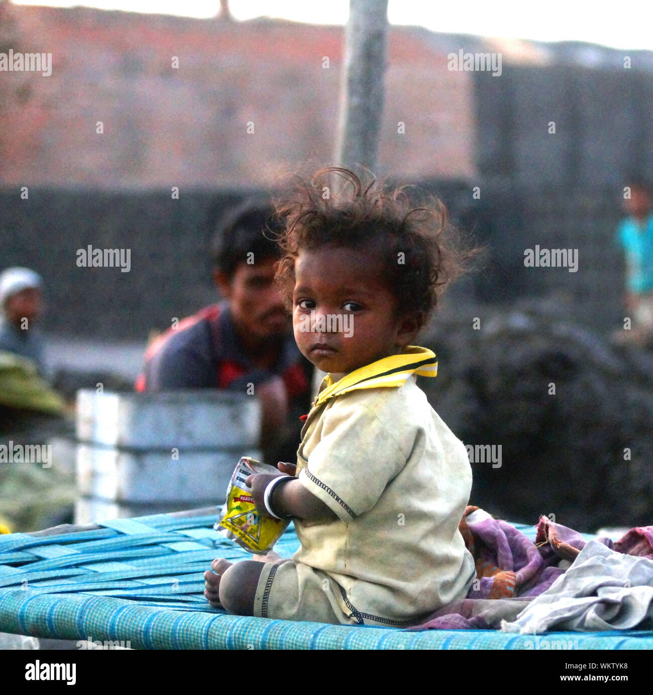 Homeless sitting hi-res stock photography and images - Alamy