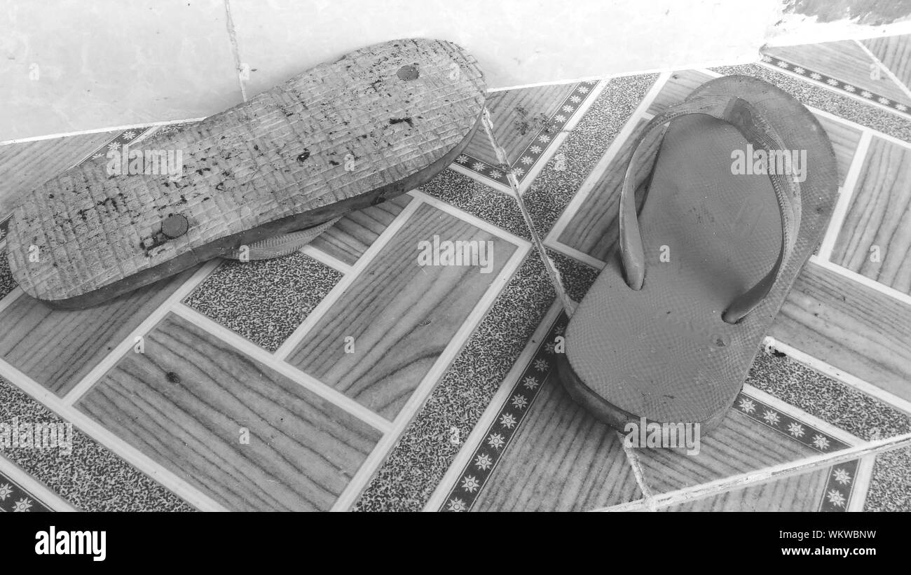 Tiled floor flip flops hi-res stock photography and images - Alamy