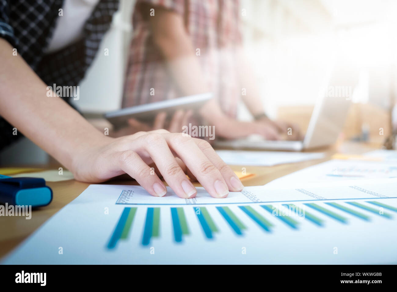 Hand analyst hi-res stock photography and images - Alamy