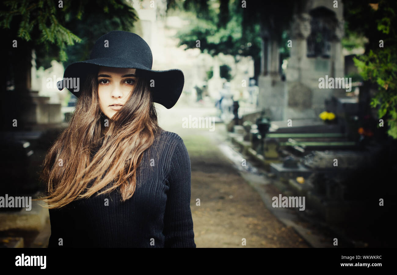 Portrait woman hat hi-res stock photography and images - Alamy