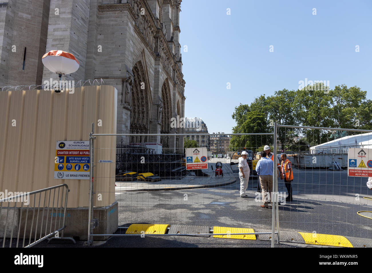Paris, FRANCE - June 27, 2019: Cath drale Notre-Dame de Paris construction and refurbishment ...