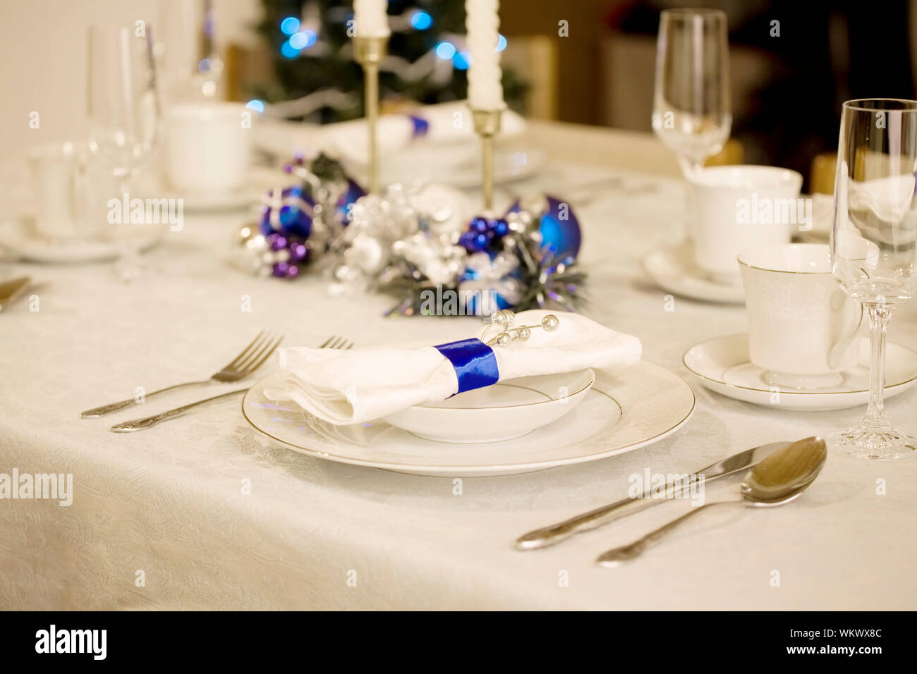 Elegant blue and white Christmas table setting Stock Photo - Alamy