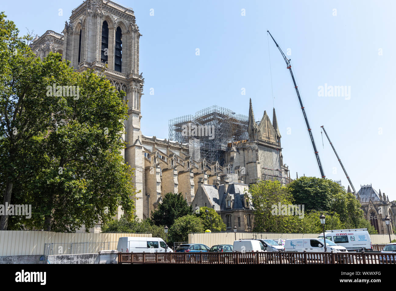 Paris, FRANCE - June 27, 2019: Cath drale Notre-Dame de Paris construction and refurbishment ...